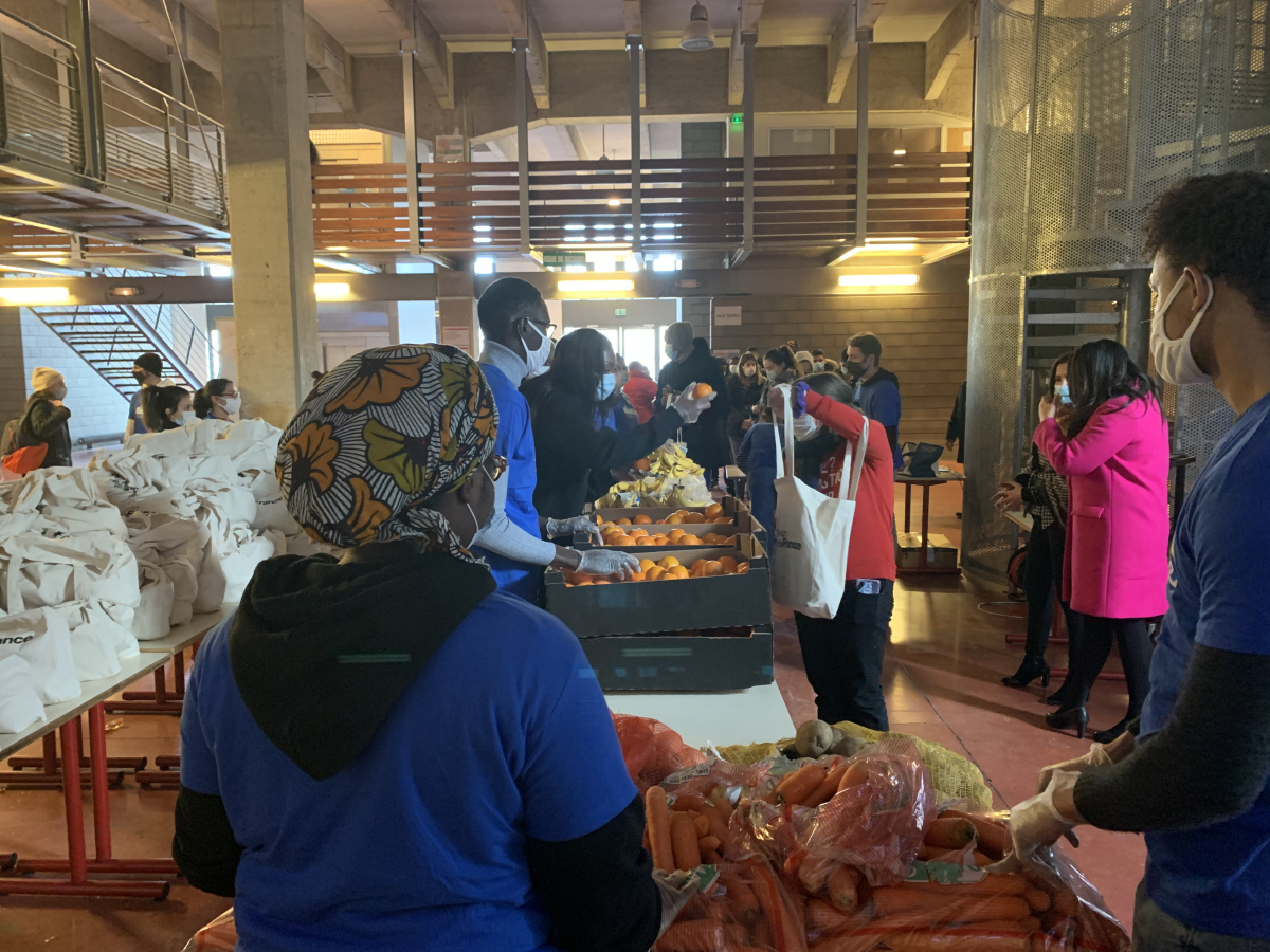 Distribution de colis alimentaires - IUT de Bobigny - Université ...